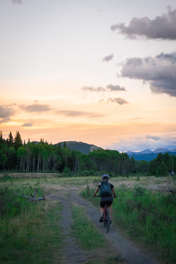 How to Hike to the Mesmerizing Carnarvon Lake