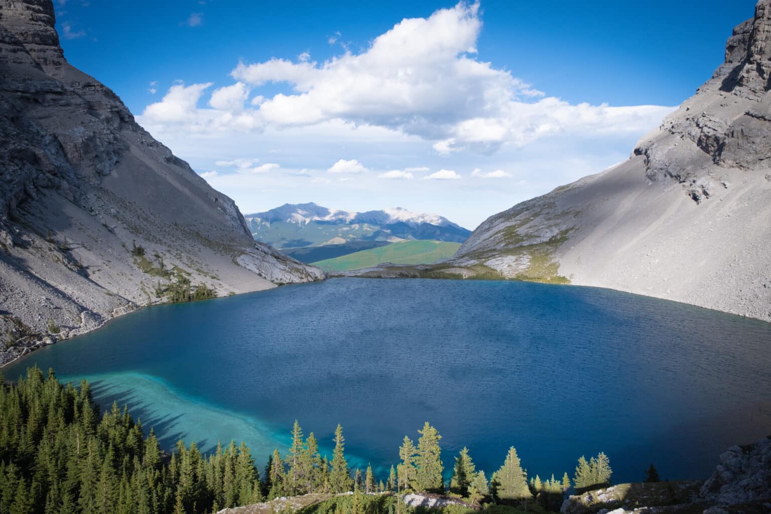 How to Hike to the Mesmerizing Carnarvon Lake