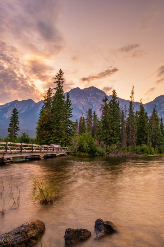 28 BEST Lakes in Alberta You Have to See to Believe