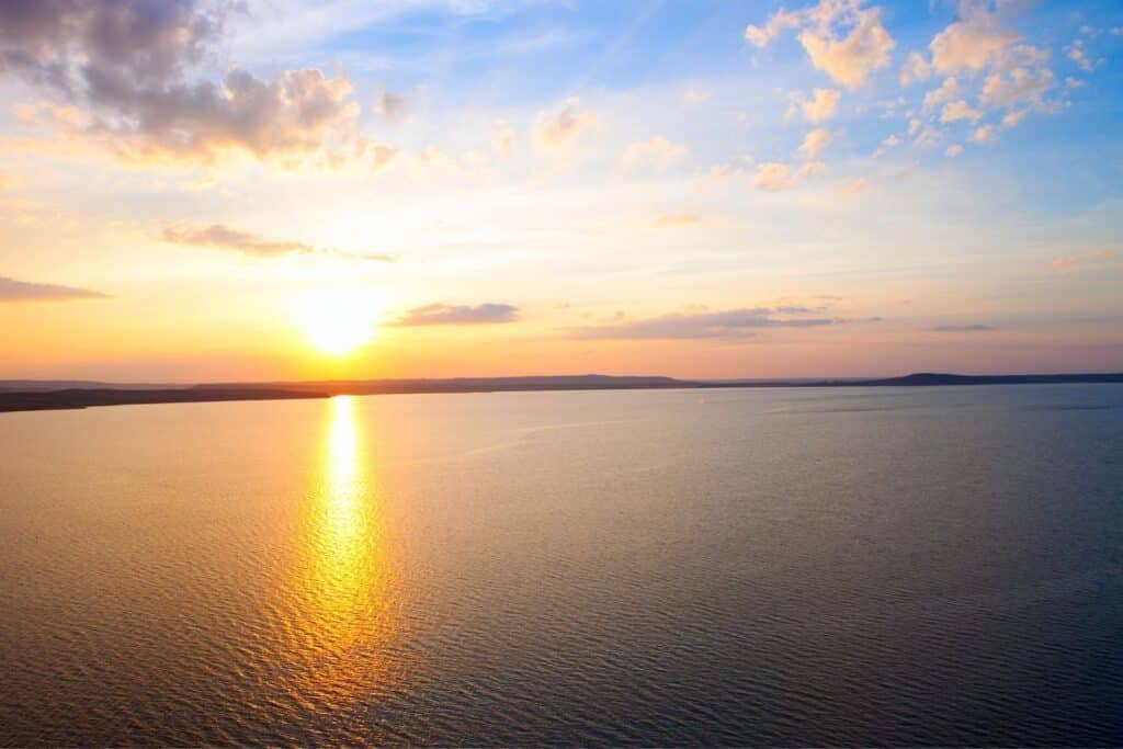 24 Best Lakes in Alberta You Have to See to Believe