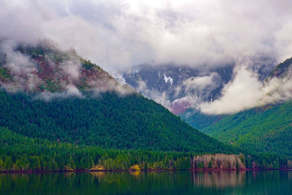 25 Beautiful Lakes in BC You NEED To Visit