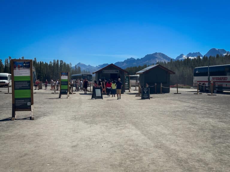 Moraine Lake Shuttle (2026): FAQ About the Parks Canada Shuttle