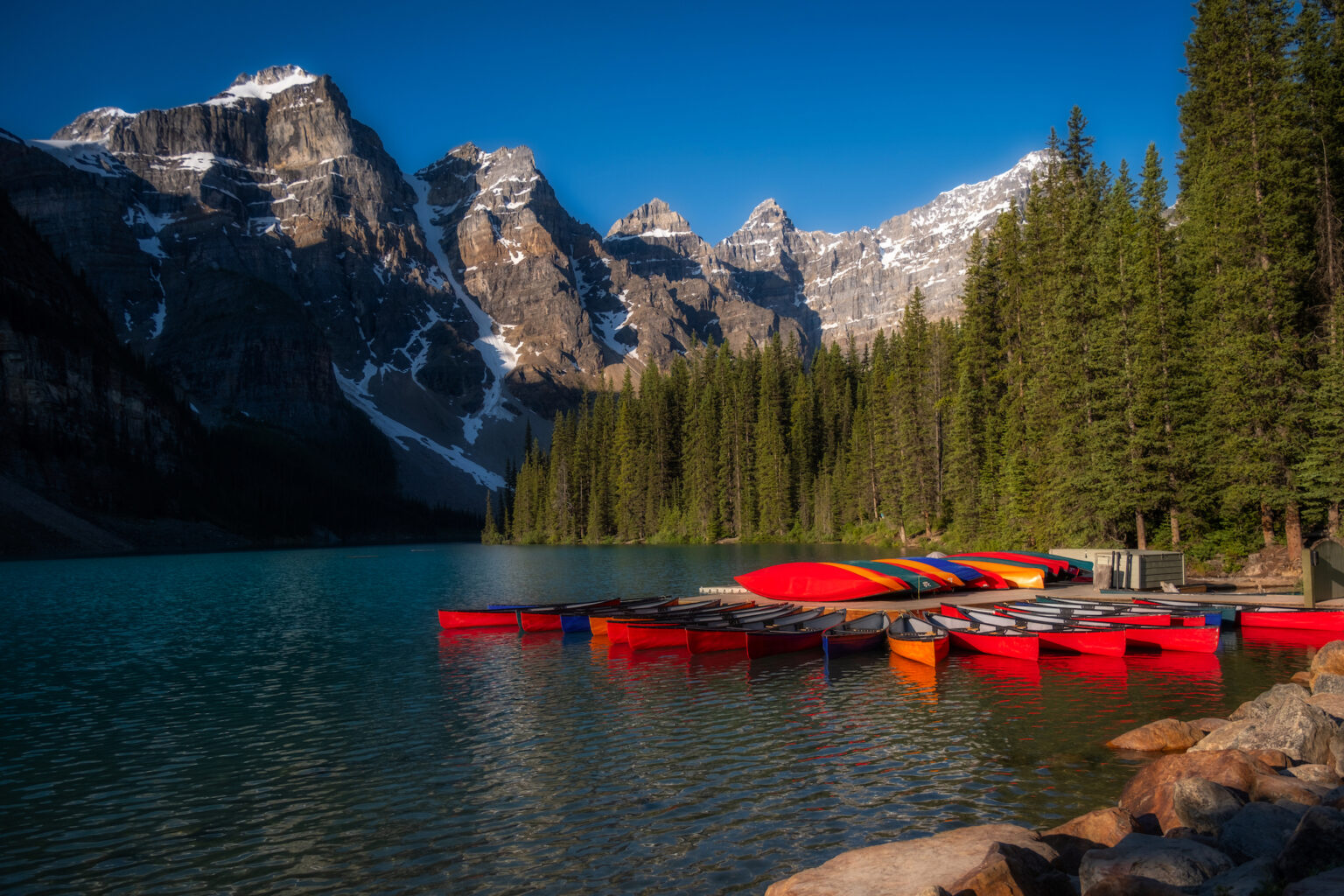 How to Get From Lake Louise to Moraine Lake (In One Day)