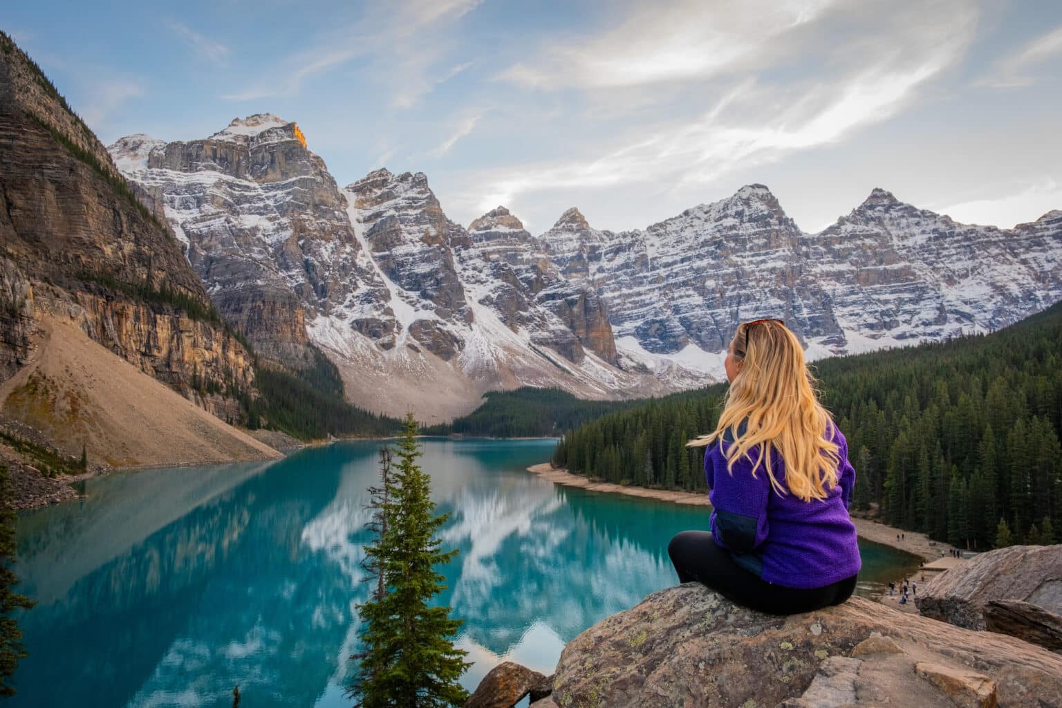 Hiking the Rockpile Trail at Moraine Lake